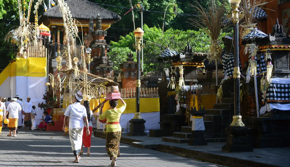 PHOTO: Umat Hindu di Bali Rayakan Hari Suci Galungan - Foto Liputan6.com