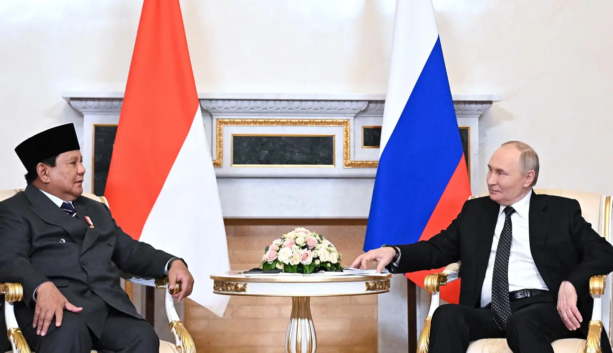 Didampingi Seskab Teddy Indra Wijaya dan Menlu Sugiono, Presiden Prabowo Bertemu Presiden Rusia ...