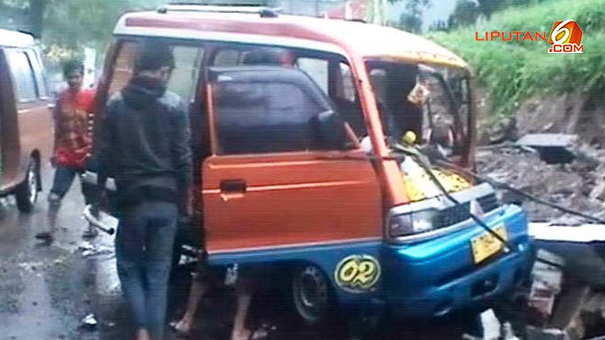 VIDEO: Pondasi Rapuh, Tebing Beton Roboh Timpa Angkot - News Liputan6.com