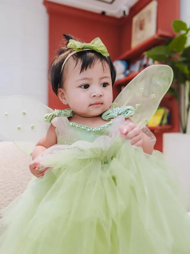 5 Potret Terbaru Baby Lily Bergaya Peri Ditemani Raffi Ahmad, Caption ...