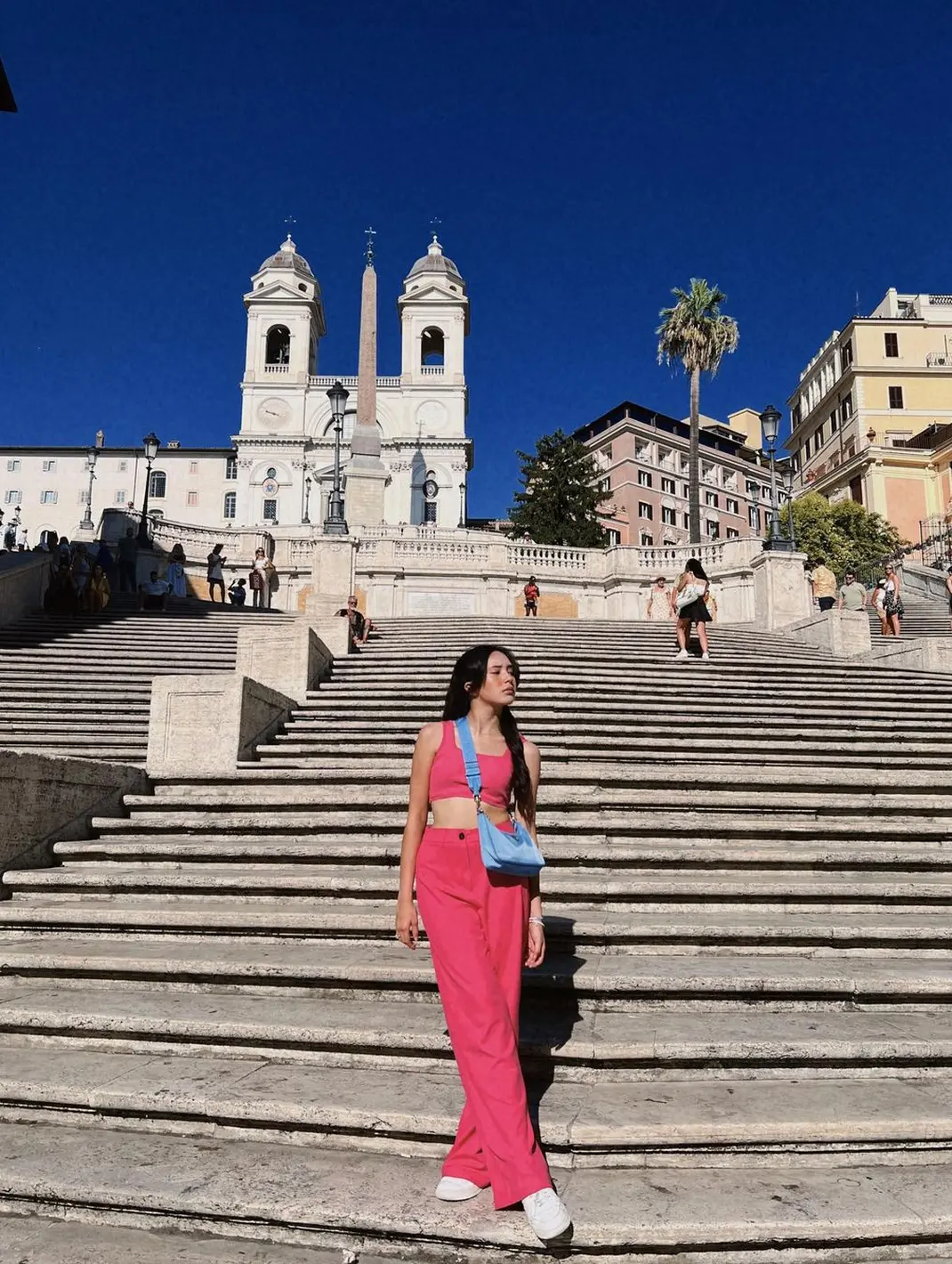 Gaya Beby Tsabina saat Berpose di Spanish Steps, Gemas - Foto Liputan6.com