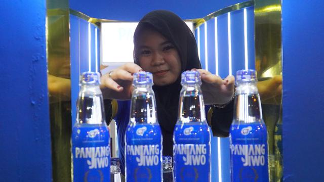 Nagita Slavina Mencoba Sensasi Minuman Larutan Penyegar Terbaru Rasa ...