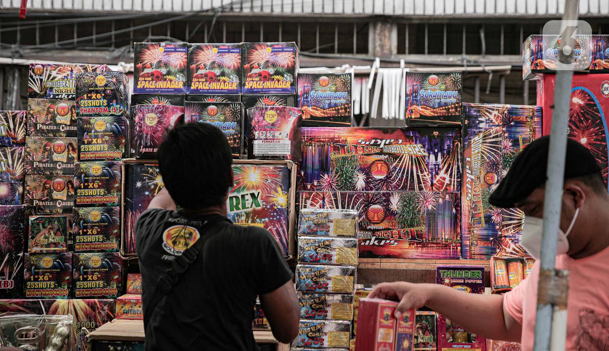 FOTO: Pedagang Kembang Api Musiman Penuhi Pasar Asemka - Foto Liputan6.com
