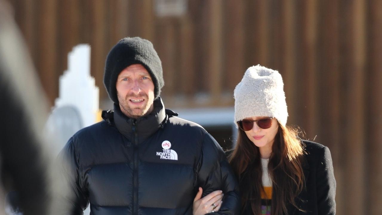 Dakota Johnson Bantah Tunangan dengan Chris Martin Batal, Pamer Cincin ...