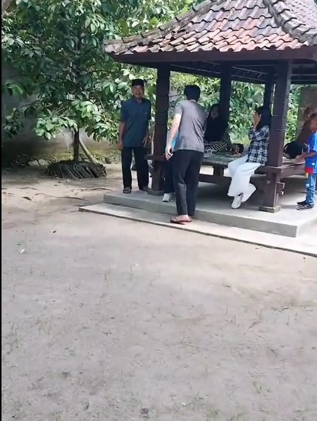 Potret Angga Yunanda Pulang Kampung, Penampilannya Jadi Sorotan - Photo Fimela.com