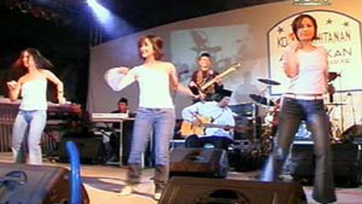 Cinta Ribet Nola di Album AB Three - ShowBiz Liputan6.com