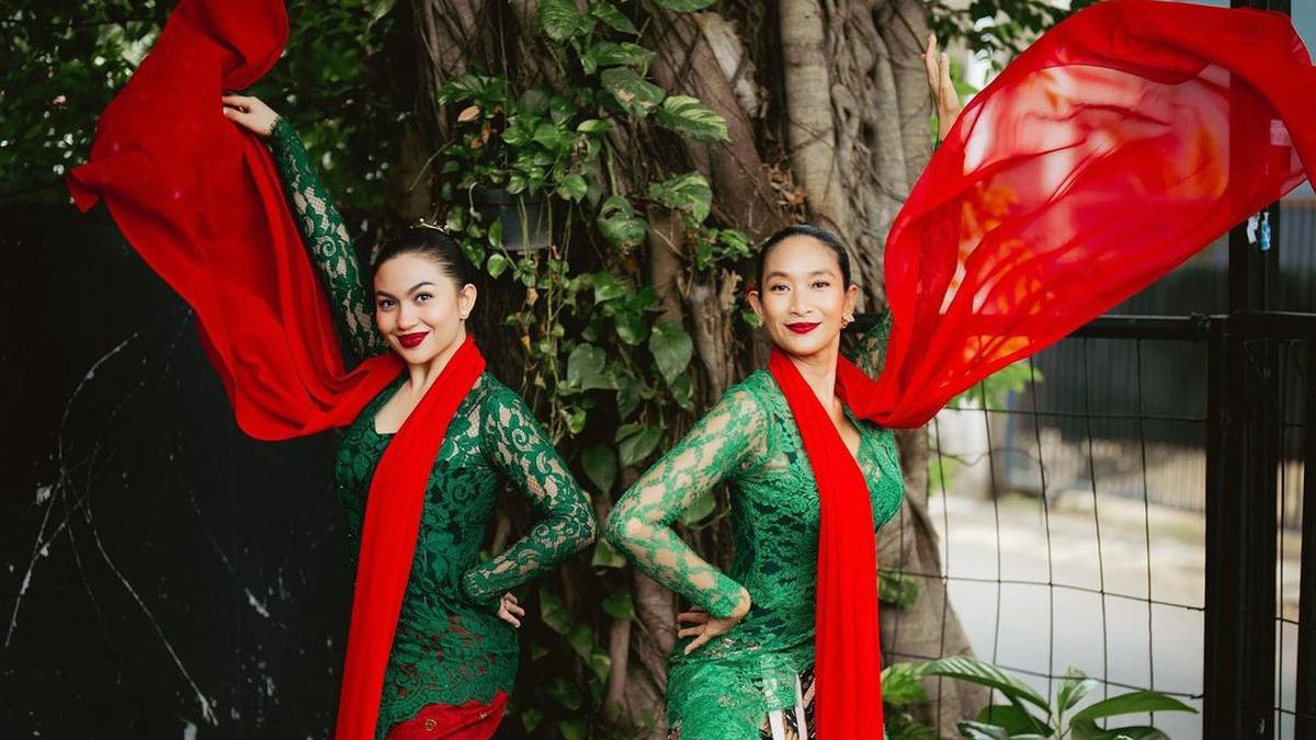 6 Gaya Putri Keraton Happy Salma dan Ariel Tatum Menari Jaipong Pakai ...