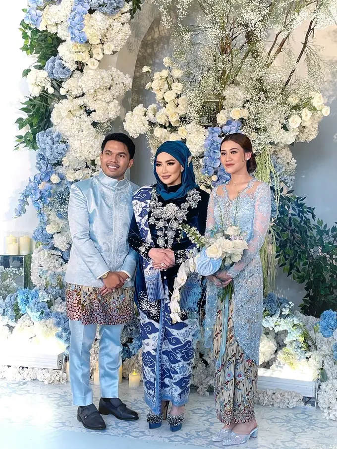 Mengintip Keindahan Kebaya Velvet Biru: Inspirasi Busana Klasik dan ...