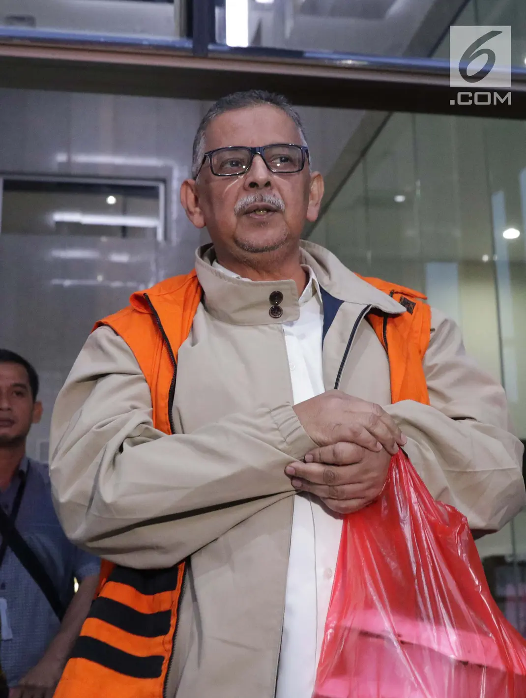 FOTO: Sambil Bawa Bungkusan, Sofyan Basir Keluar dari Gedung KPK - Foto ...