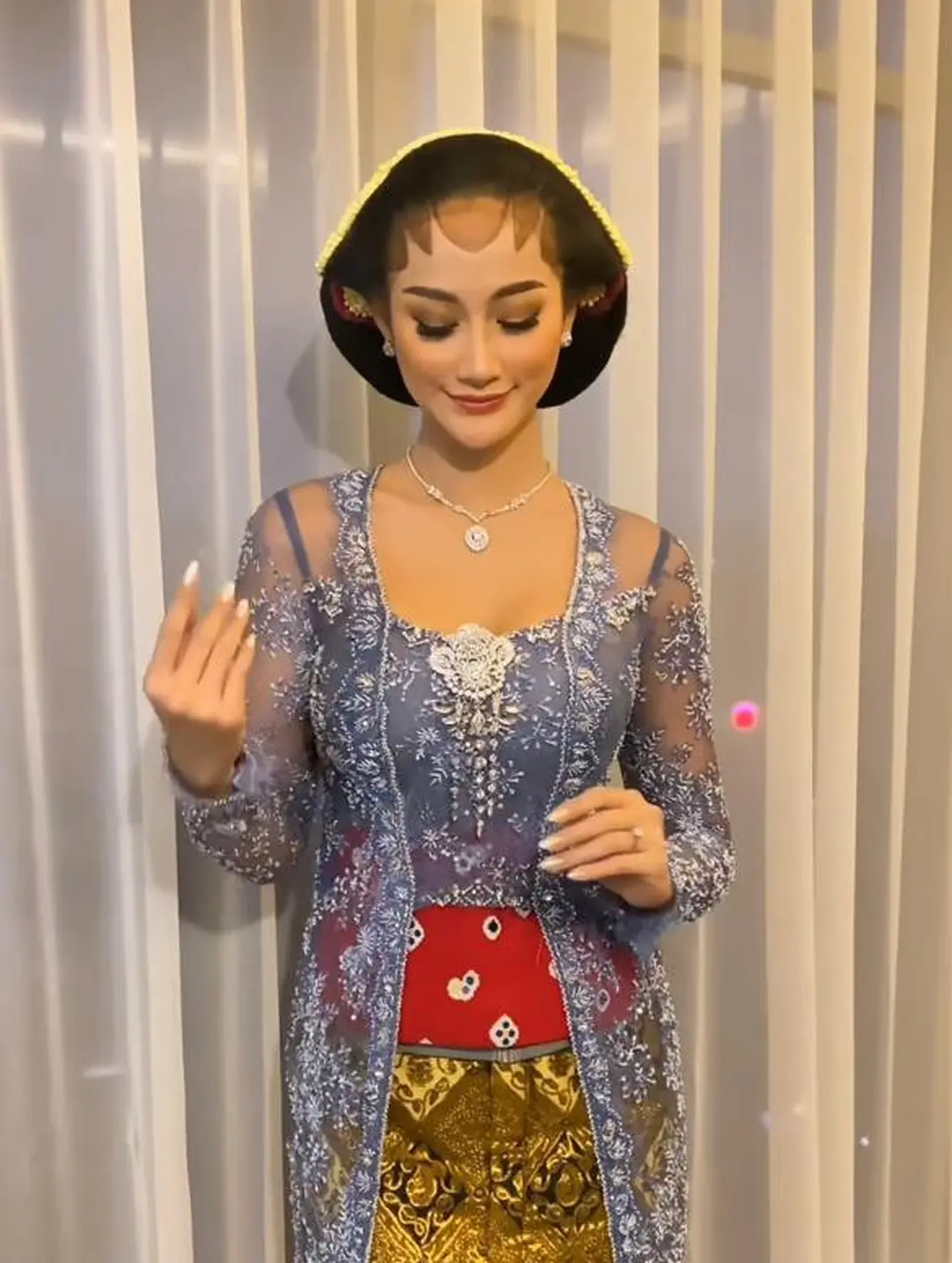 8 Potret Putri Indonesia 2020 Ayu Maulida Berkebaya di Momen Siraman ...