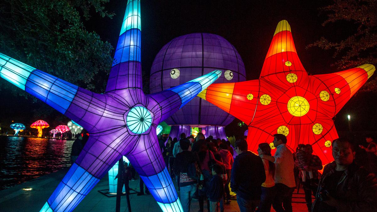 FOTO: Gemerlap Warna-warni Festival Lampu Termegah Sambut Natal di ...