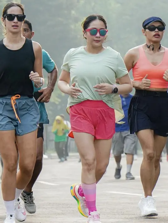 6 Potret Adu Gaya Sporty Squad Nagita Slavina saat Berolahraga, Selalu Penuh Warna - Photo ...