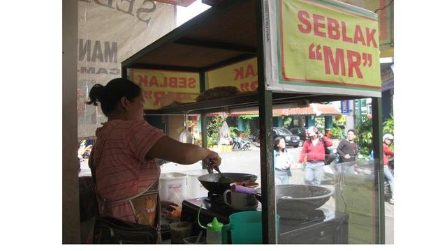 6 Cara Promosi Penjual Seblak Ini Nyeleneh, Bikin Heran - Hot Liputan6.com