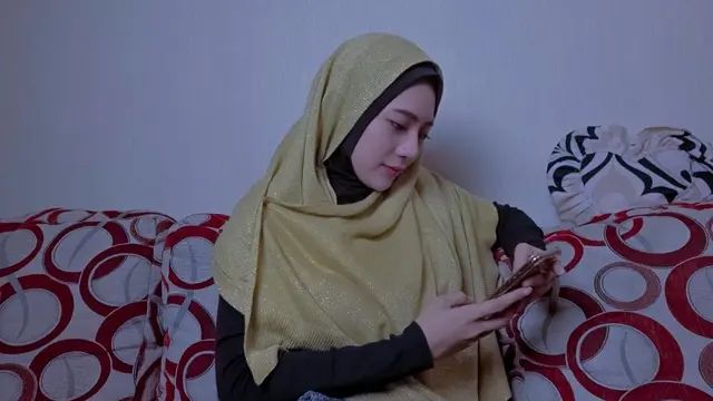 10 Potret Terbaru Berlliana Lovell Kini Mualaf, Gaya Pakai Hijab Bikin Pangling - Hot Liputan6.com