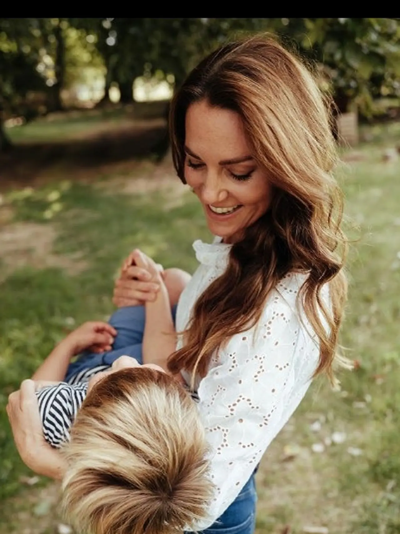 Rayakan Hari Ibu, Intip Potret Kate Middleton dan 3 Buah Hati Duduk di Pohon - Lifestyle ...