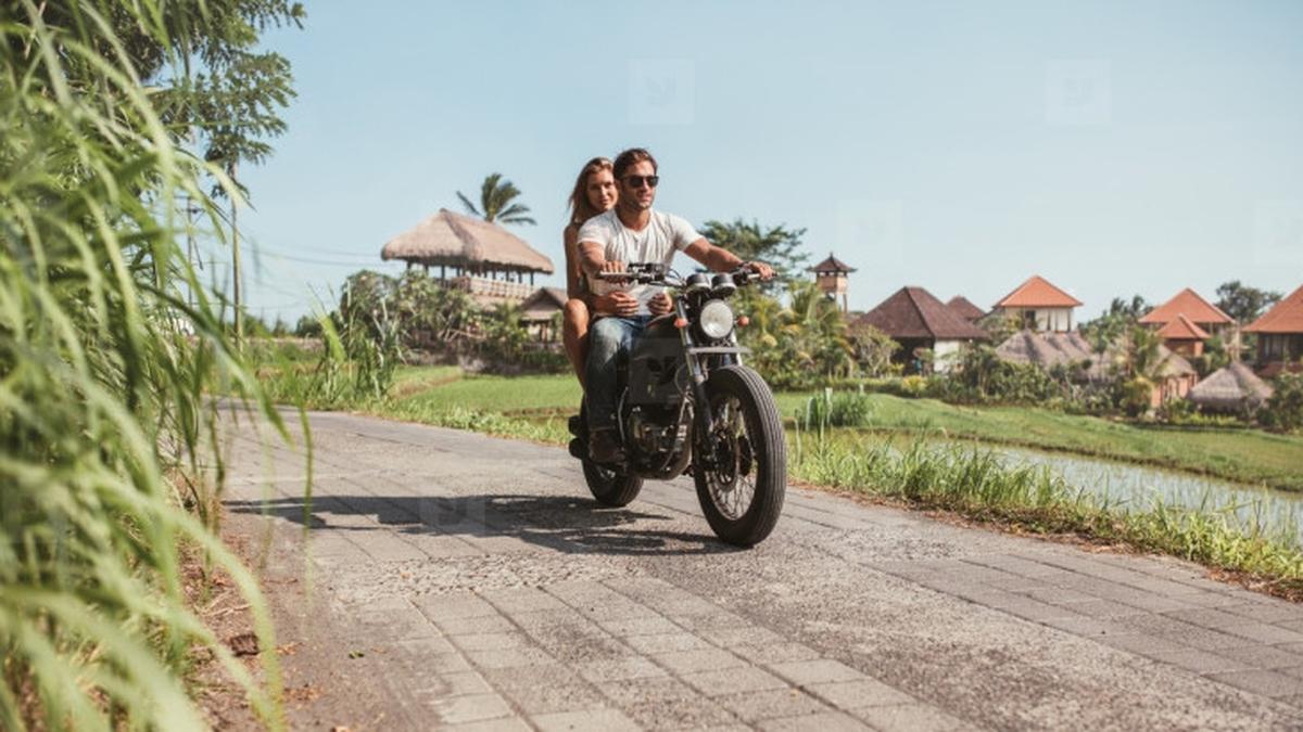 Begini agar Naik Motor Bersama Kekasih Lebih Menyenangkan - Otomotif ...