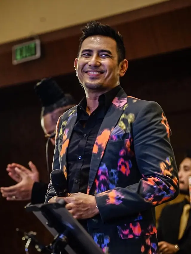 Saksikan Video Klip Single dari Rio Febrian Berjudul Terlalu Cinta ...