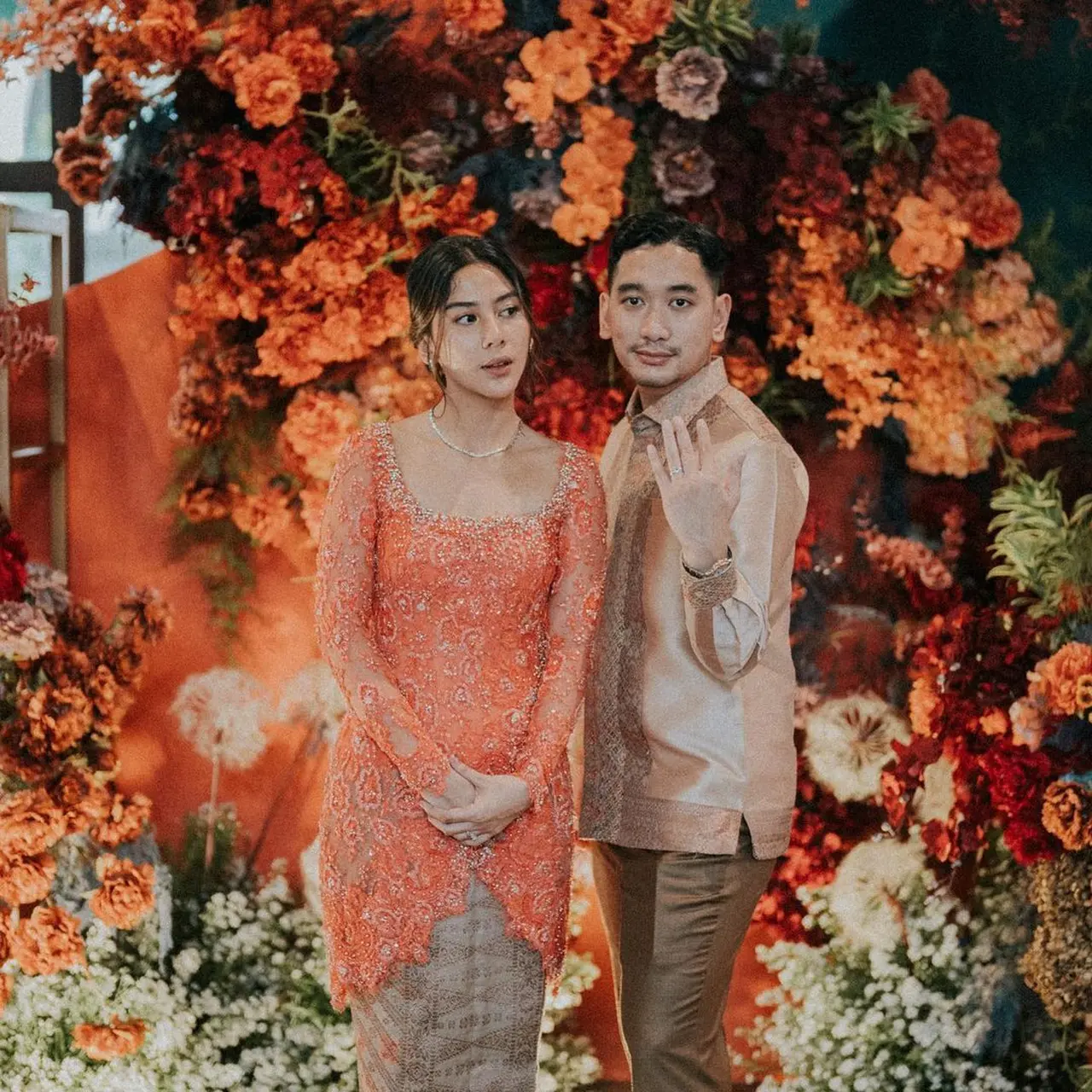 4 Inspirasi Gaya Artis Padukan Kebaya Peach dengan Kain Batik, Tampak ...