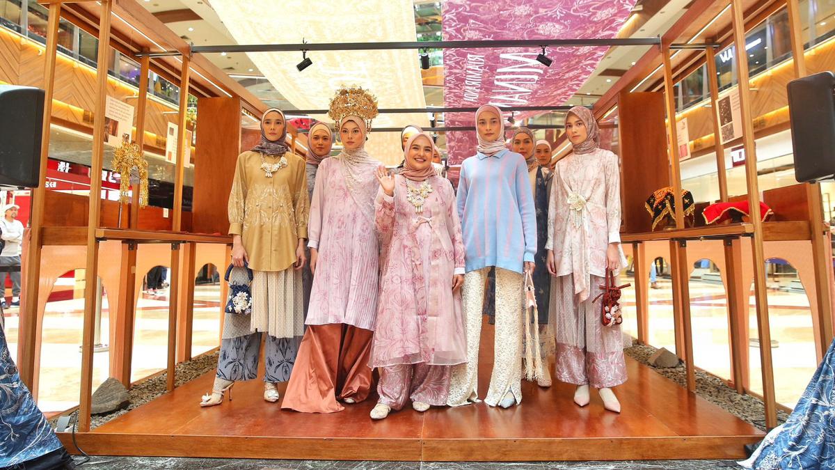 Ukiran Rumah Gadang Diaplikasikan Ria Miranda pada Koleksi 10 Tahun ...