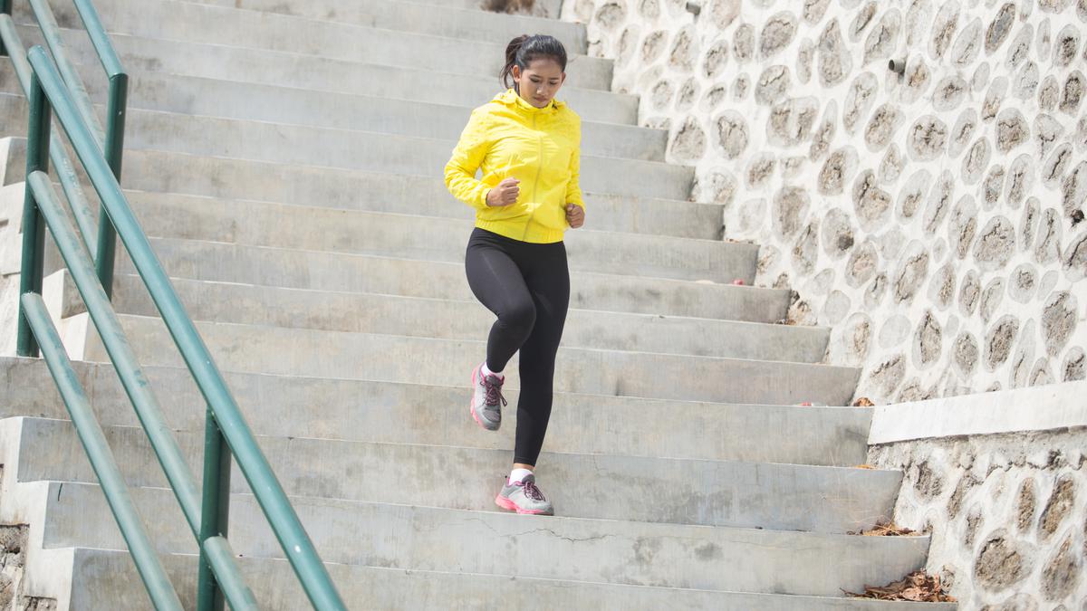 4 Manfaat Olahraga Naik Turun Tangga