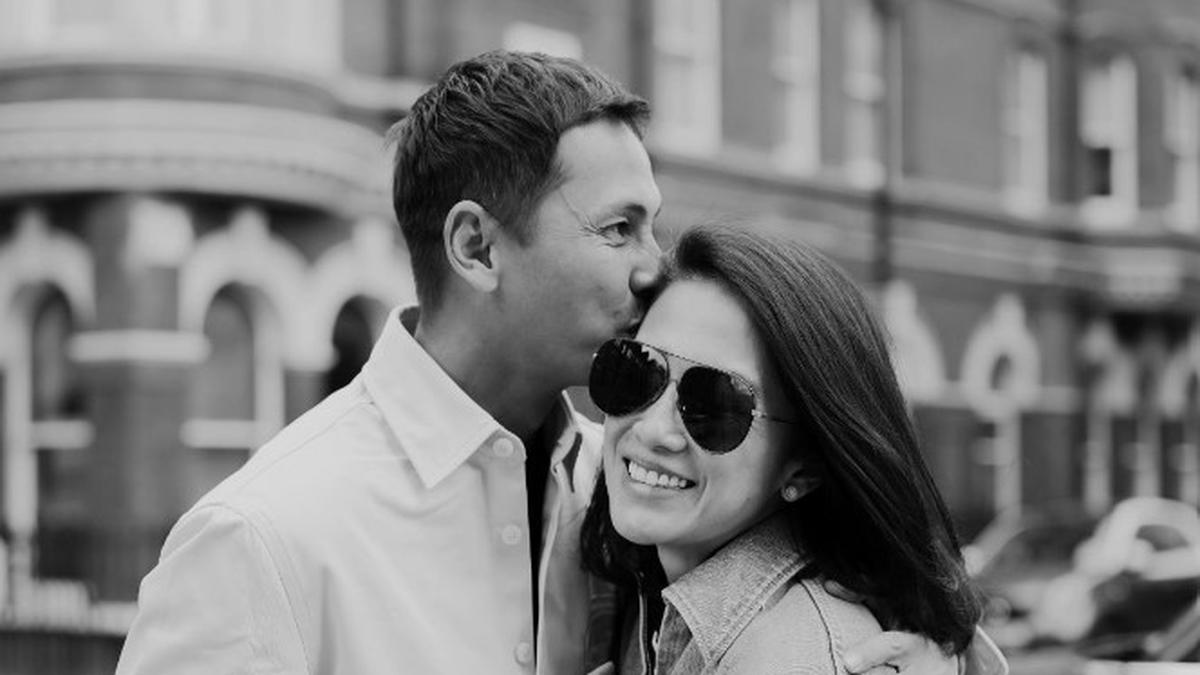 8 Potret Mesra Andhika Pratama dan Ussy Sulistiawaty di London, Berdua ...
