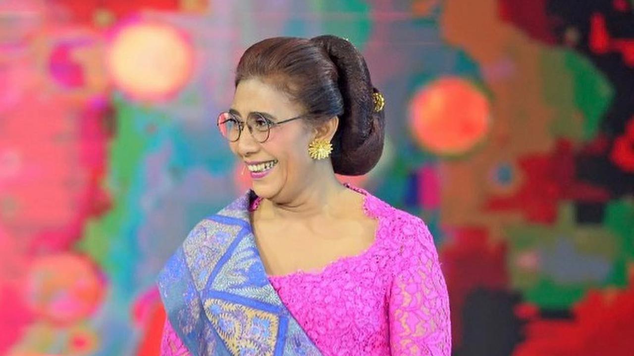 6 Potret Susi Pudjiastuti di Pesawat, Fotogenik dan Posenya Berkacak ...
