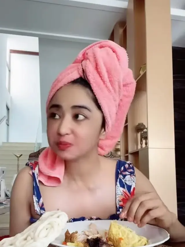 7 Potret Terbaru Dewi Perssik Pasca Oplas Mata, Wajah Bengkak Jadi Sorotan - Hot Liputan6.com