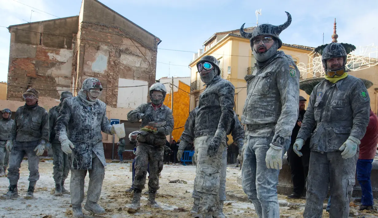 FOTO: Tubuh Penuh Tepung, Begini Keseruan Warga Spanyol Saat Festival ...