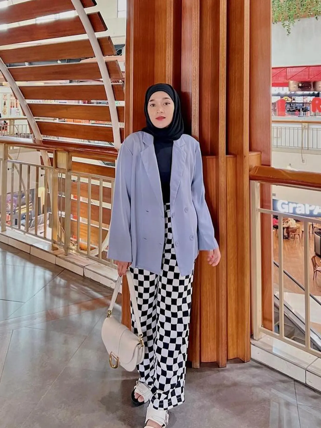 10 Ide OOTD Blazer Casual Hijab dari Dinda Hauw hingga Citra Kirana ...