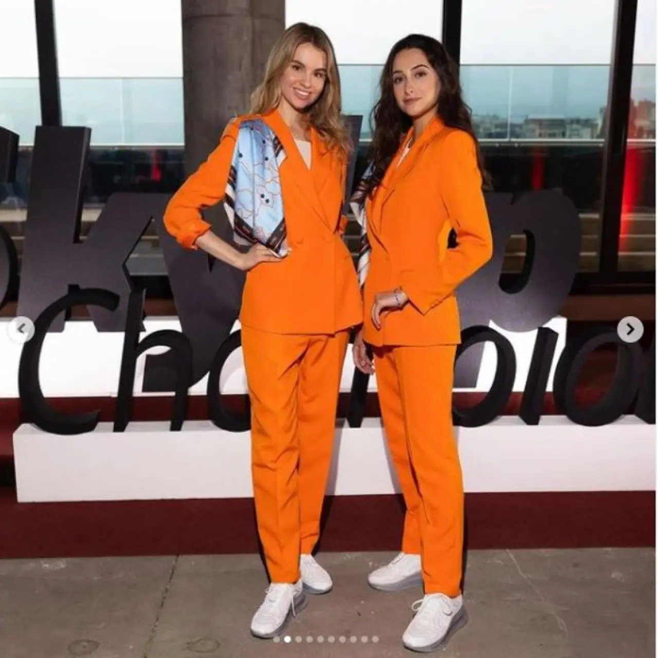 Maskapai Ukraina Bolehkan Pramugari Pakai Sepatu Kets dan Celana ...