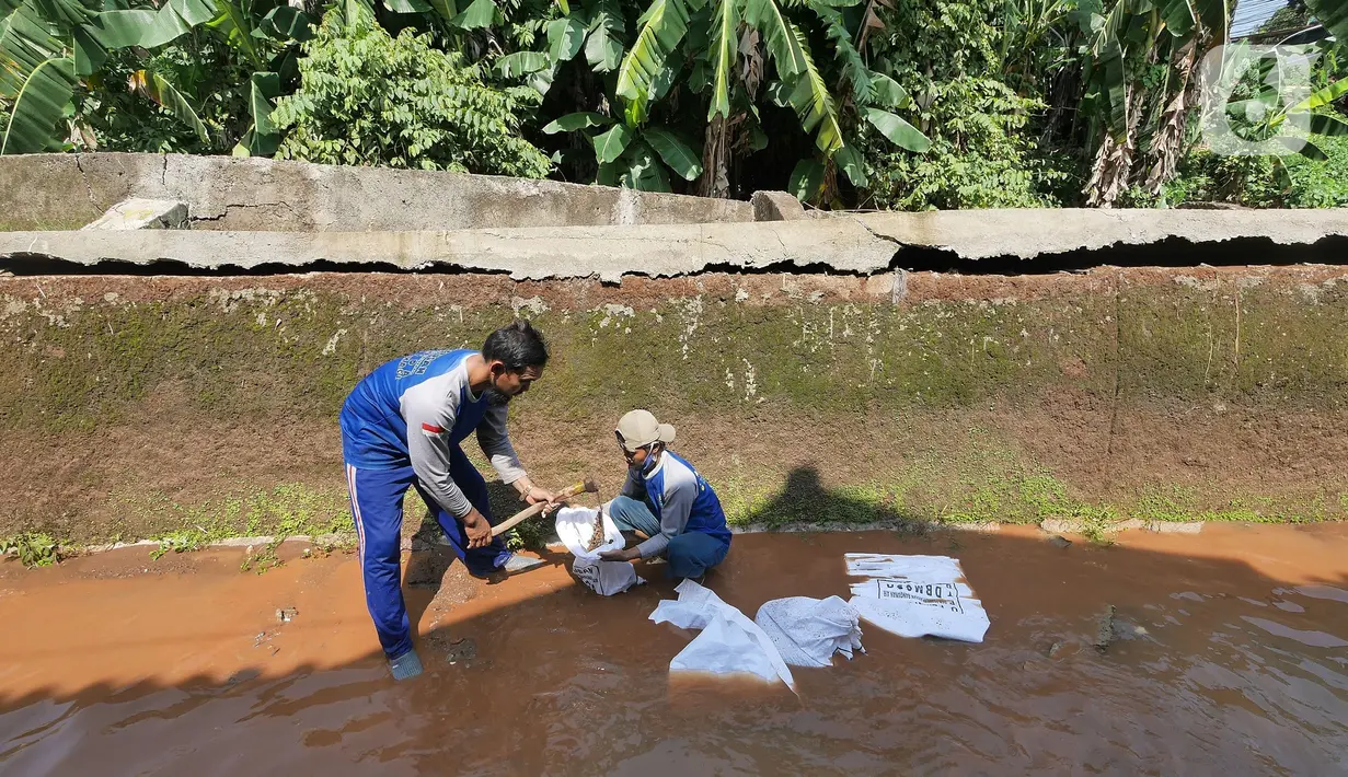 FOTO: Tanggul Jebol, Banjir Rendam Perumahan di Bekasi - Foto Liputan6.com