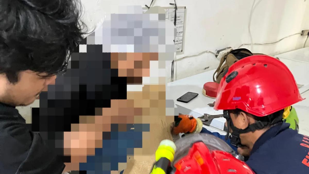 Detik-Detik Menegangkan Tim Damkar Depok Evakuasi Tangan Warga Terjepit ...
