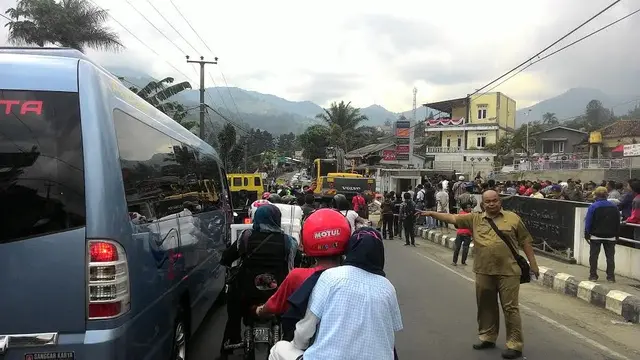 Jalur Puncak Macet Parah Akibat Penertiban Bangunan Kampung Arab - News Liputan6.com