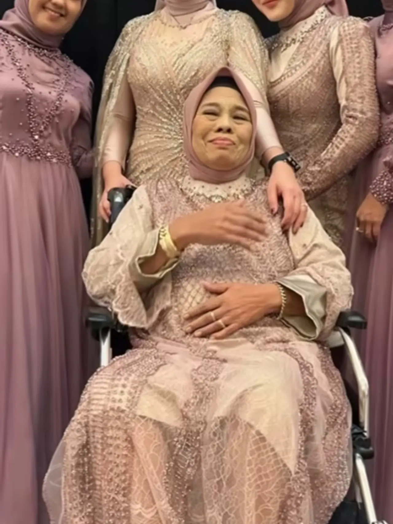 6 Potret Santyka Fauziah Pacar Sule Bareng Calon Ibu Mertua, Sudah Dapat Restu - Hot Liputan6.com