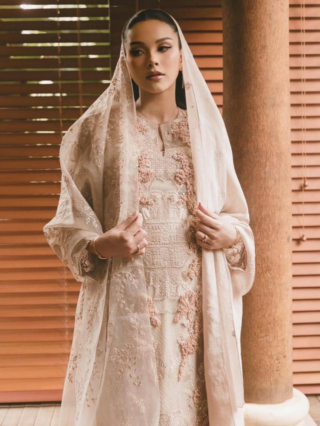 6 Potret Gamis Alyssa Daguise di Pengajian 7 Bulanan, Memukau Pancarkan ...