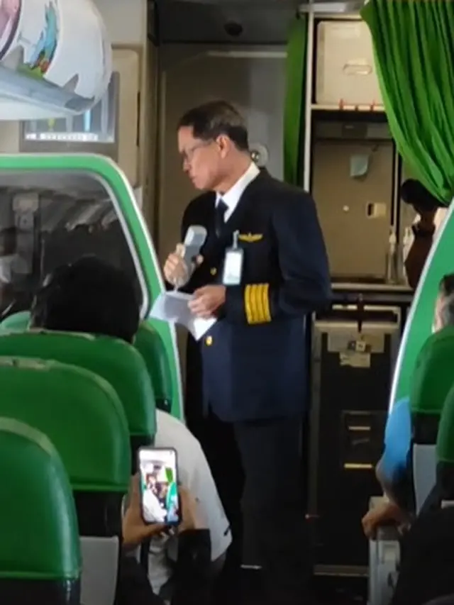 Viral Perpisahan Pilot Hanafi Herlim Usai 42 Tahun Mengabdi, Diiringi Tangis Haru - Hot Liputan6.com