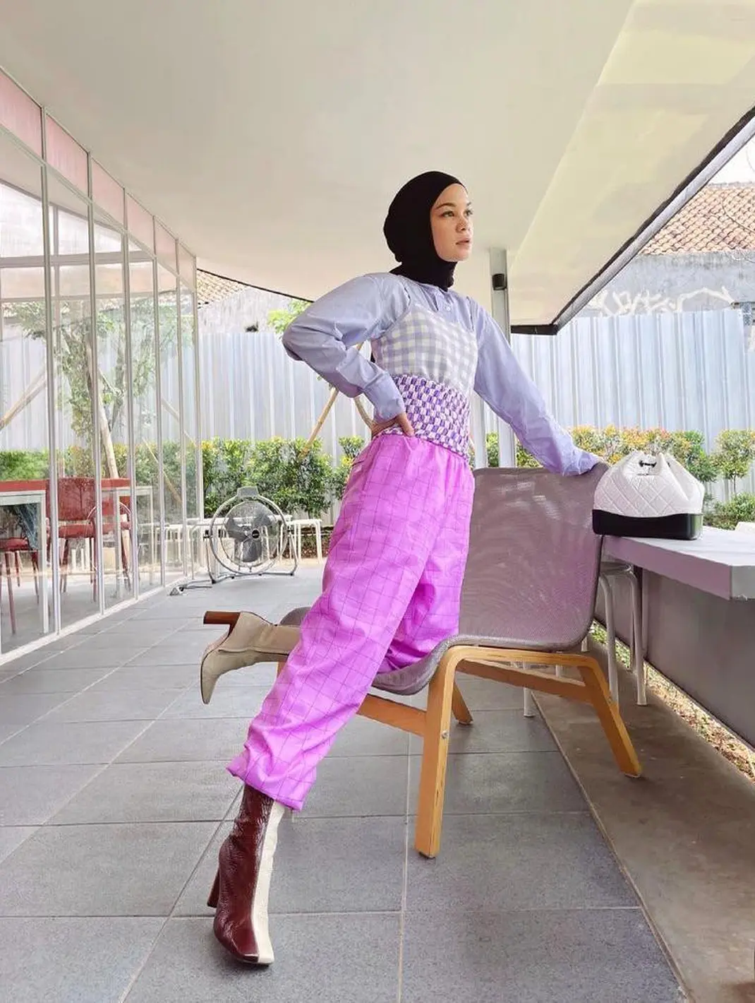 8 Ide Warna Outfit yang Cocok Dipadukan dengan Ungu Muda, Gaya Makin Chic