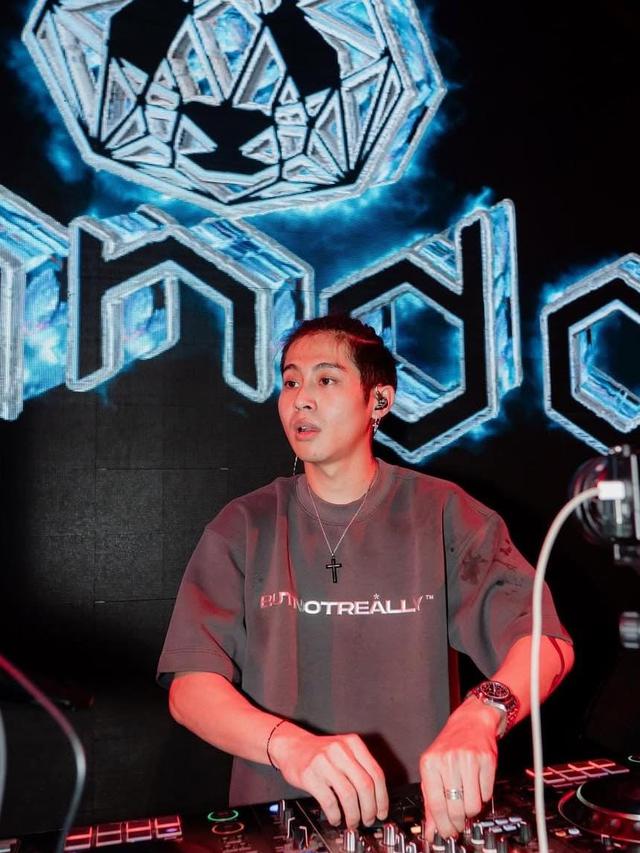 Intip Gaya Fashion DJ Panda saat Manggung, Santai Namun Karismatik di ...