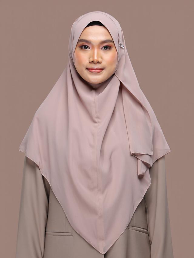 7 Model Hijab Layer Simpel Biar Penampilan Enggak Terlihat Tua