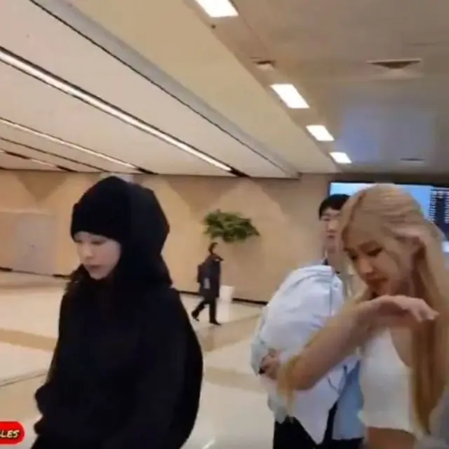Gaya Serba Tertutup Jennie Blackpink yang Disangka Hijab - Lifestyle ...