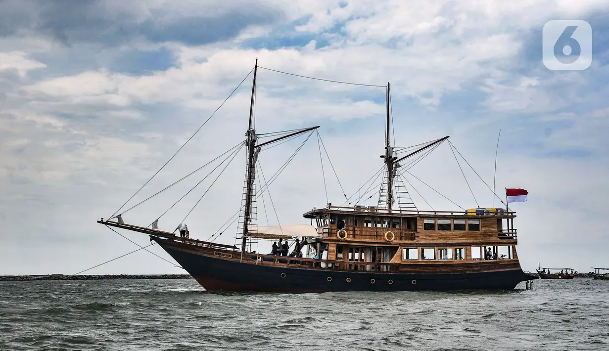 FOTO: Berkeliling Perairan Teluk Jakarta dengan Kapal Augustine Phinisi - Foto Liputan6.com