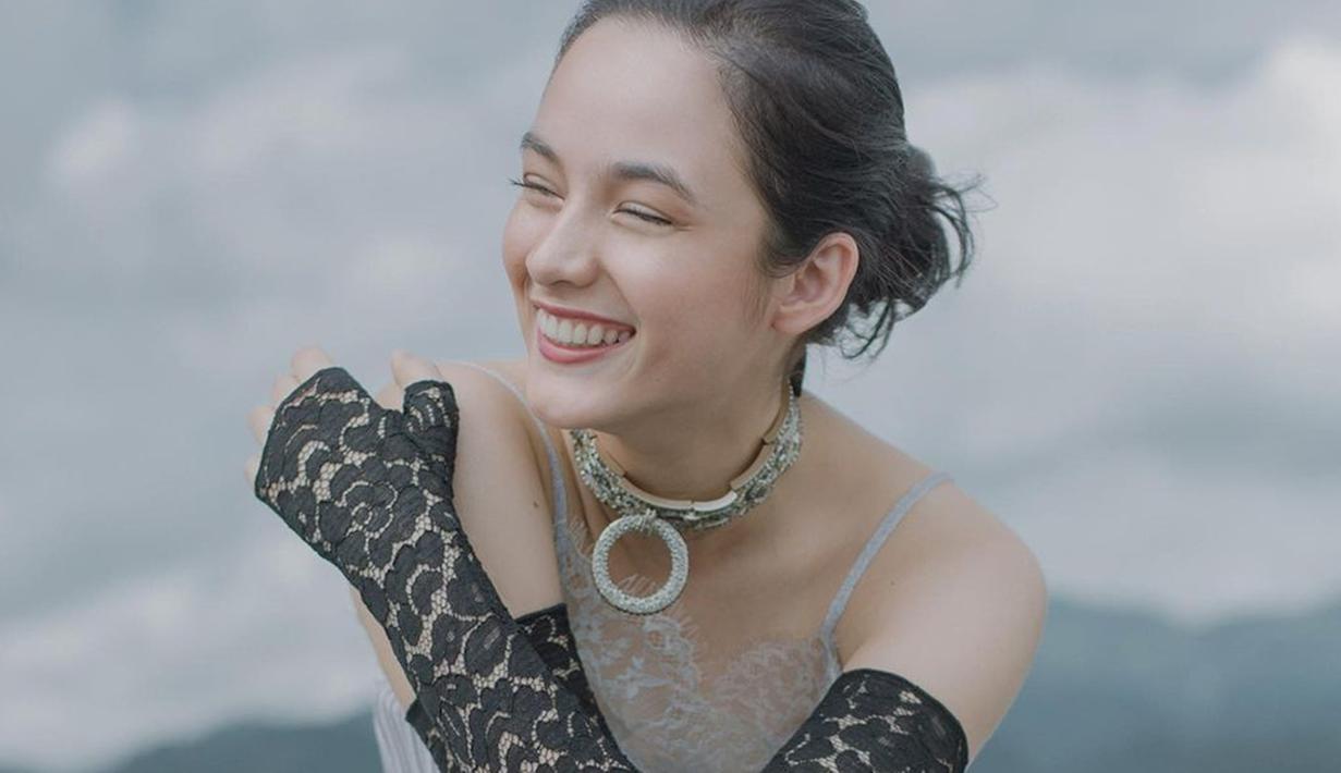 Potret Chelsea Islan dengan Busana Vintage Ini Makin Memesona - Foto ...