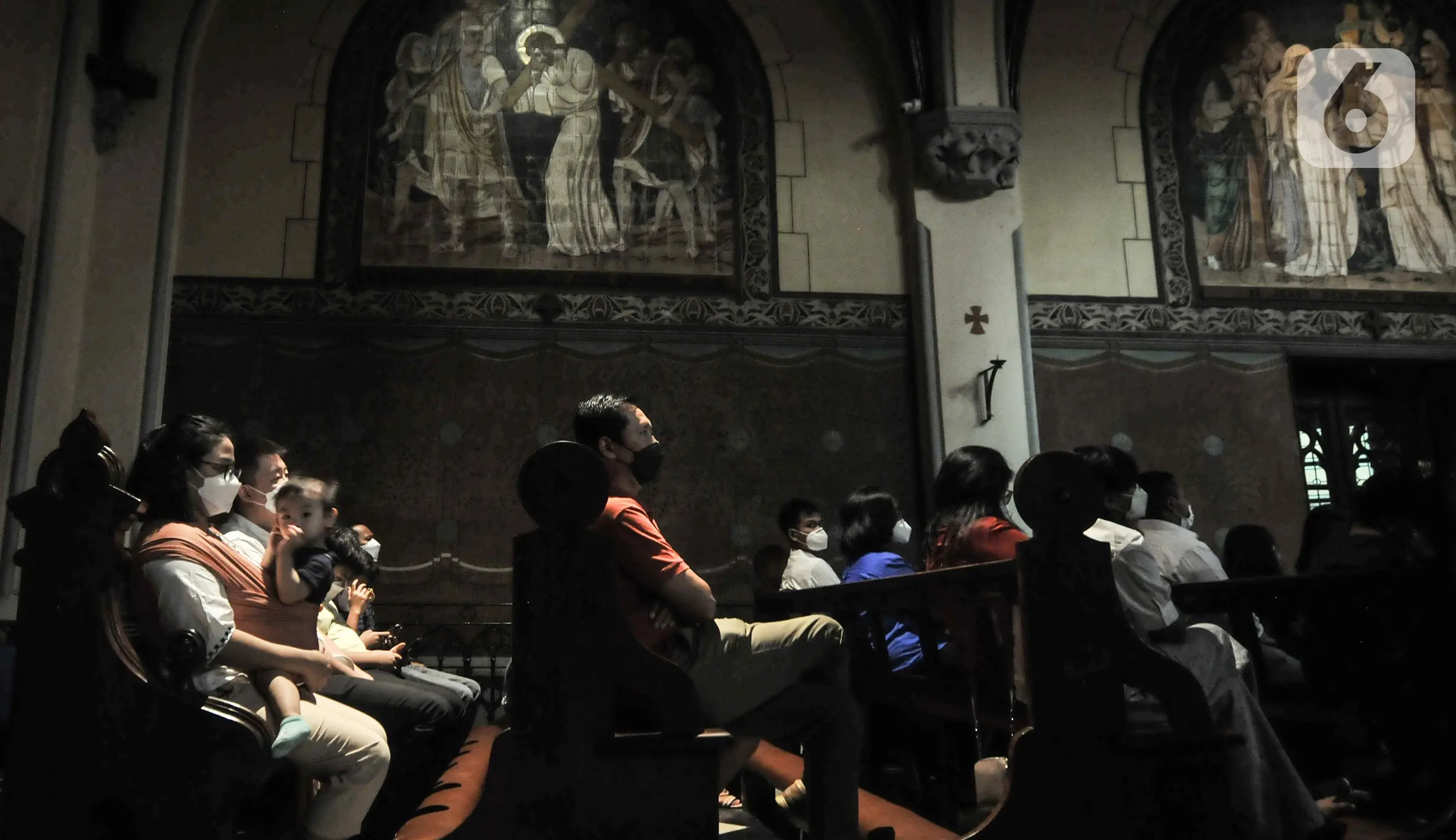 FOTO: Khidmat Misa Kenaikan Isa Almasih di Gereja Katedral Jakarta - Foto Liputan6.com