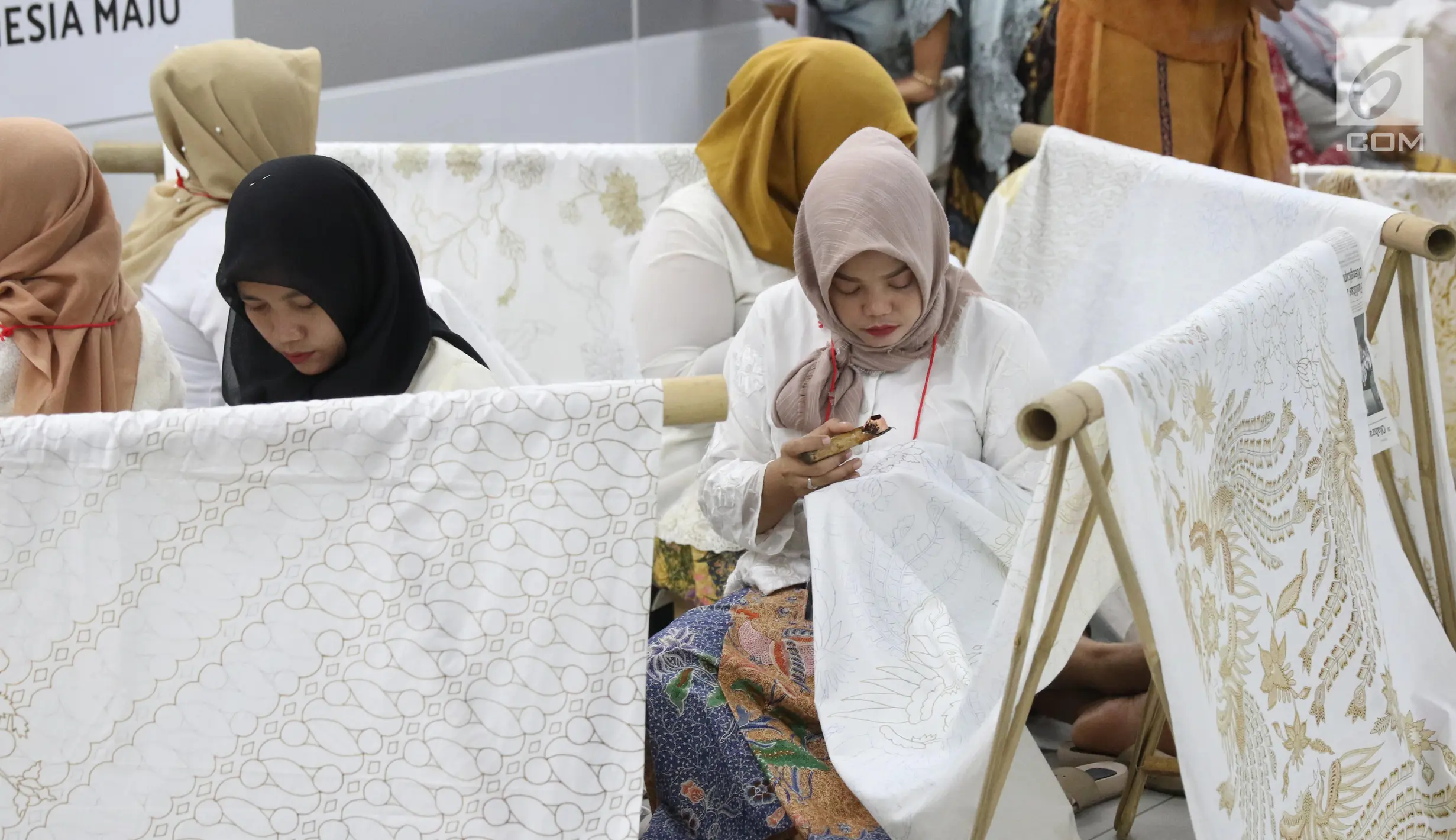 FOTO: Jelang Hari Kemerdekaan, Pengrajin Membatik di Kain Sepanjang 74 ...