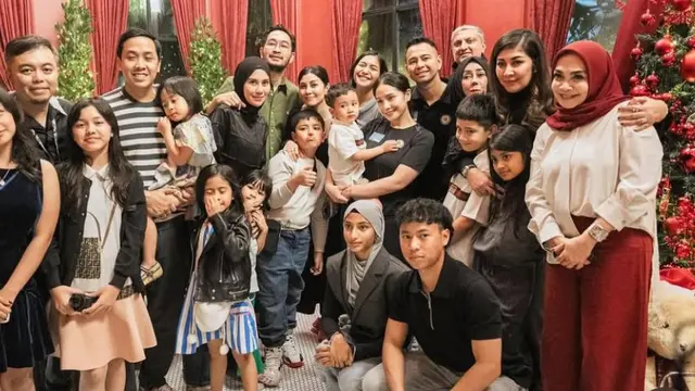 7 Potret Meriahnya Ulang Tahun Mama Amy, Raffi Ahmad dan Keluarga Besar Beri Kejutan Spesial ...