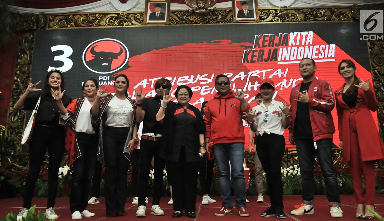 FOTO: Berjaket Bomber, Megawati Luncurkan Atribut Milenial - Foto ...