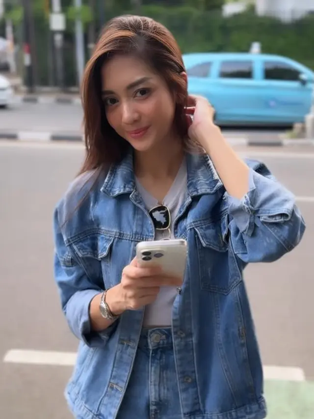 Tampil Serba Denim, Lihat Ririn Dwi Ariyanti yang Masih Seperti Anak ...