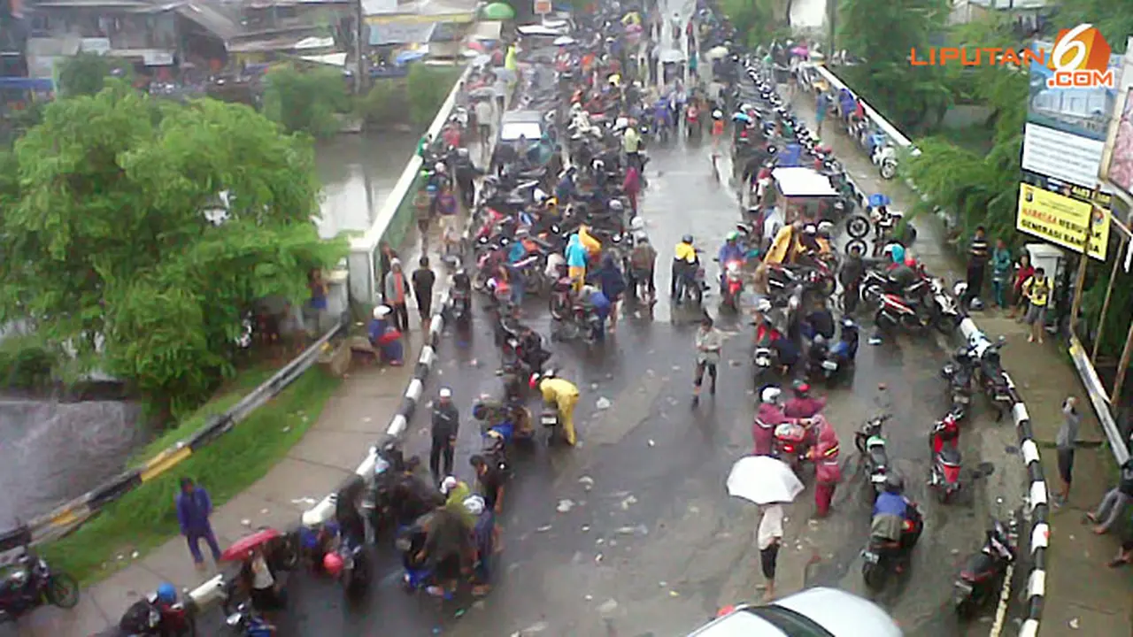 Puluhan Sepeda Motor Mogok di Jalan Yos Sudarso - News Liputan6.com
