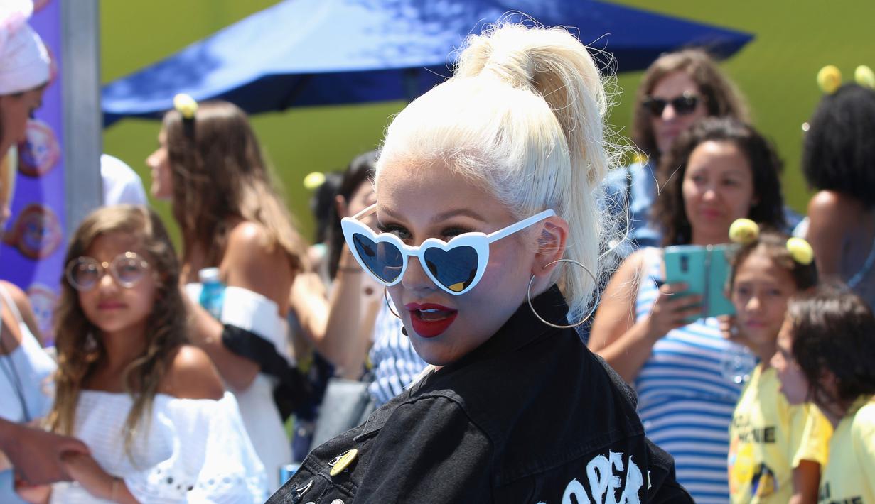 Christina Aguilera Tampil Modis di Premier Film The Emoji Movie - Foto ...
