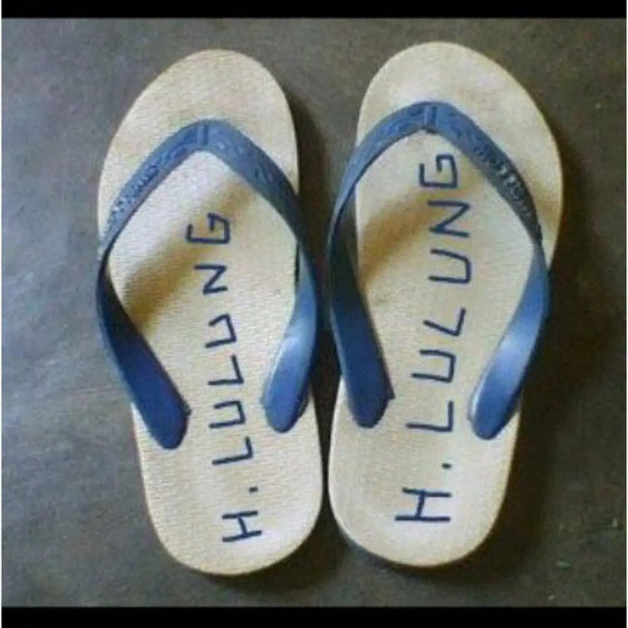 6 Nama Orang di Sandal Jepit Ini Curi Perhatian, Maling Senyum Tipis ...